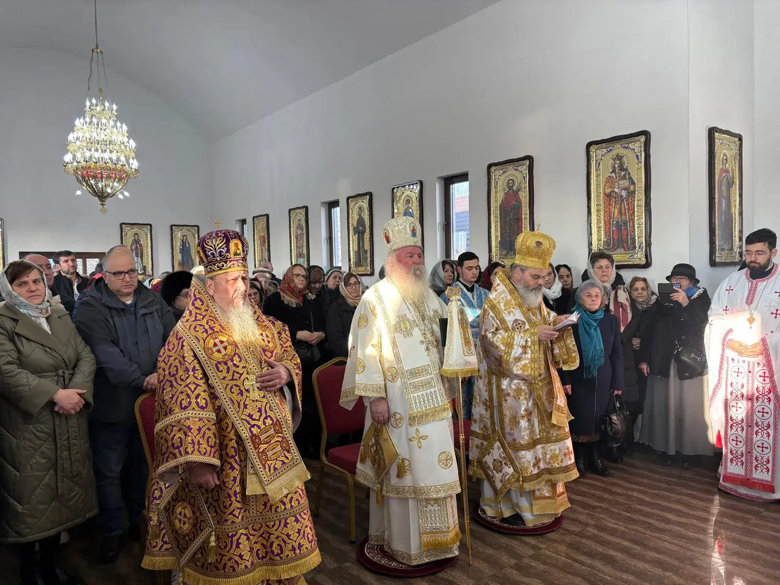 PS Ignatie a slujit duminică la biserica ocrotită de Sfântul Ierarh ...